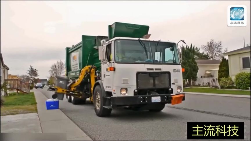 老外发明的收垃圾机器 司机都不需要下车,全靠一只机械臂