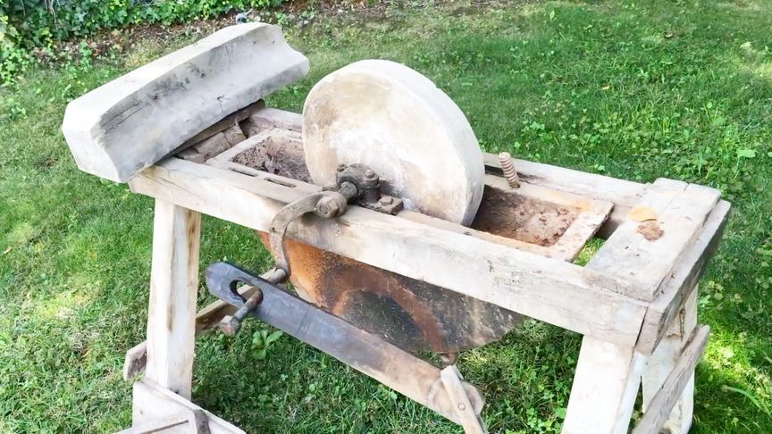 用了几十年的手摇砂轮机,今天终于翻新了,成品还是那么好用
