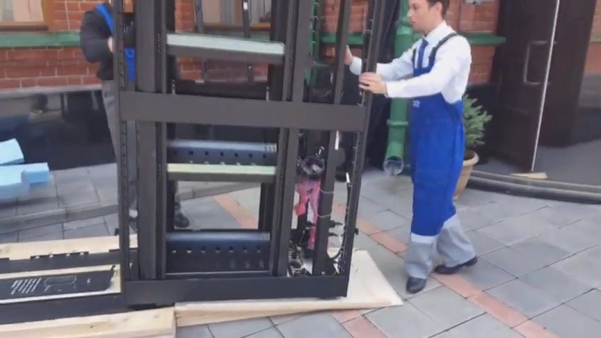 国外小哥带你看华为服务器机柜内部结构