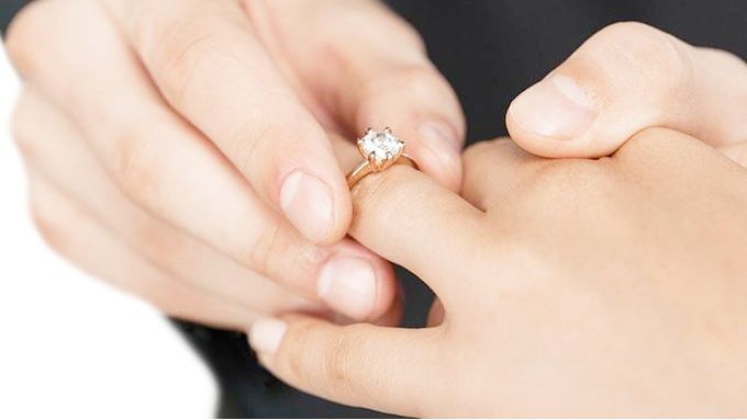 结婚这么多年才知道,戒指不是乱戴的,5个手指佩戴戒指很有讲究