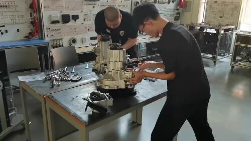 传统汽车变速箱拆装练习