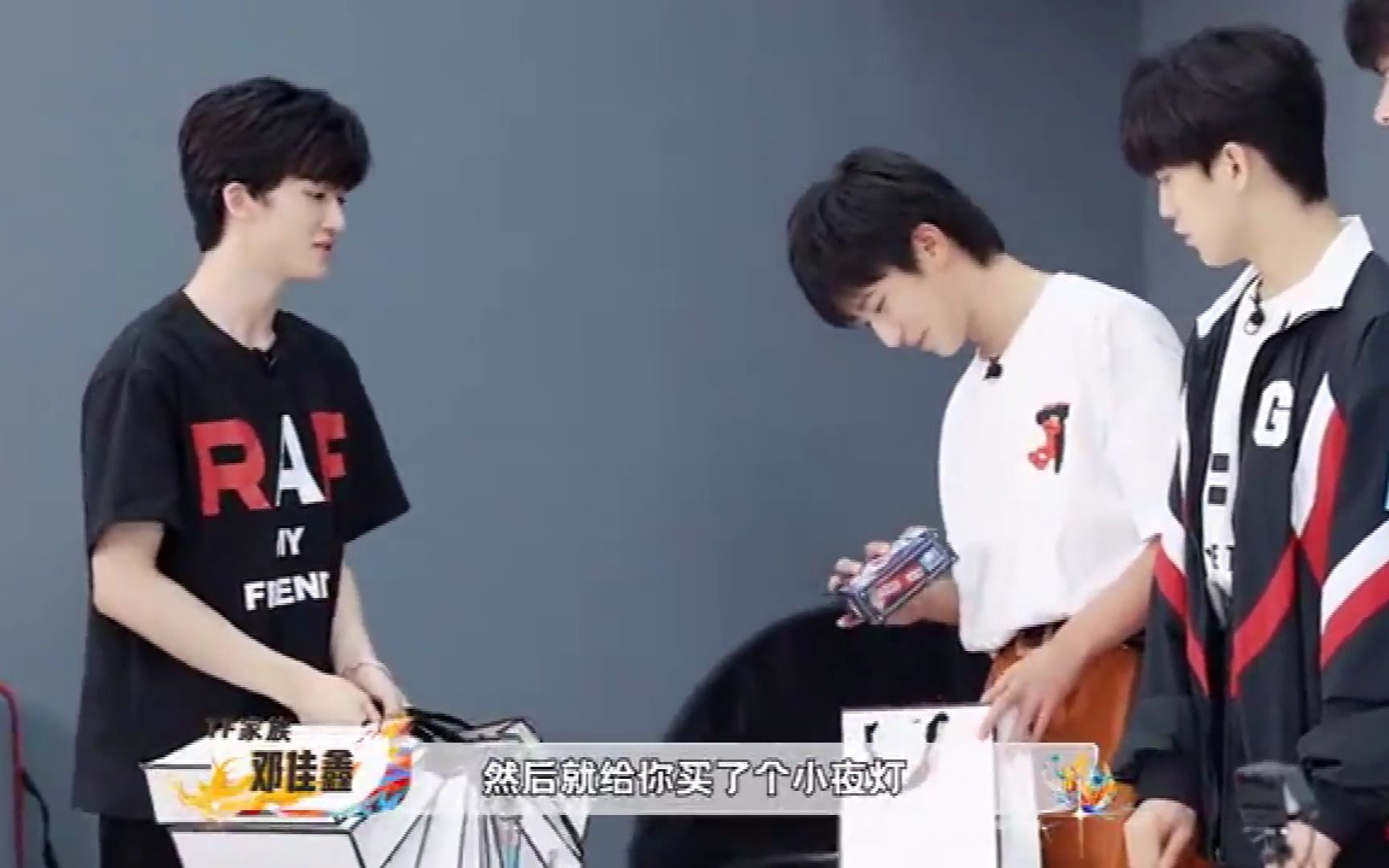 【邓佳鑫回归】三代成员们见到时隔快两年没见的夹心竟出现了长达...