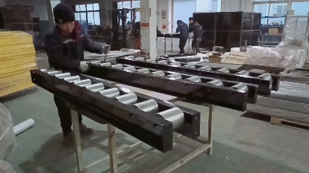 12条无动力滚筒线加速生产口,车间师傅们急客户之所急,全力以赴的...