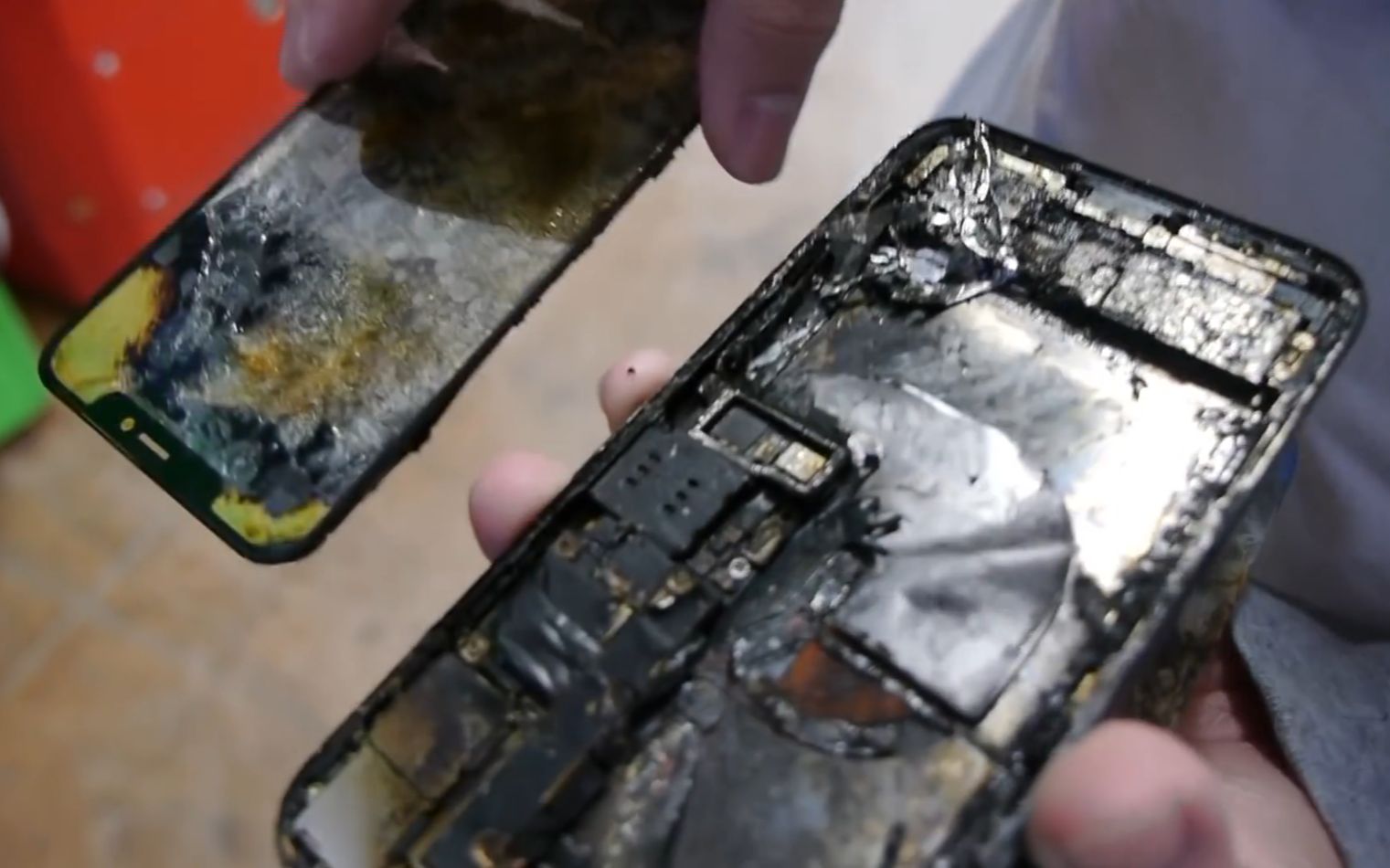 被显卡煮熟的iphoneXS放进自动回收站竟然值这么多?【搬运】【弹幕...