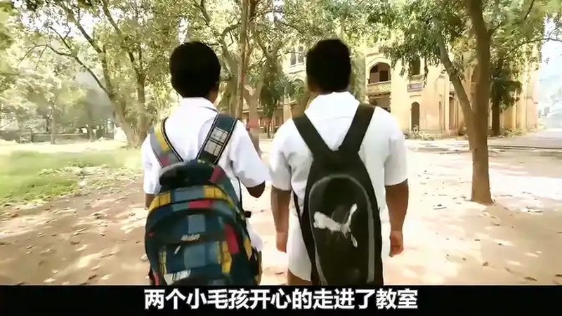 歹徒霸占小学生的教室,结果惨遭正义警官暴打