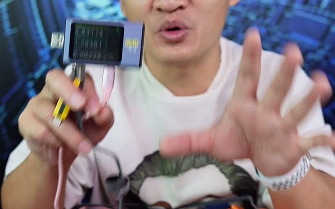 USB多功能快充测试仪,电压电流功率一测便知