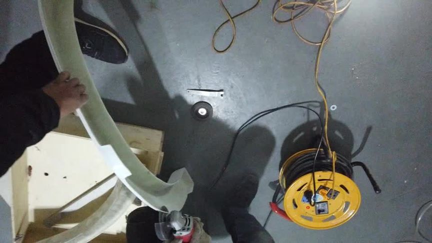 玻璃钢车身的车友开车还是要小心啊!修复很困难啊!