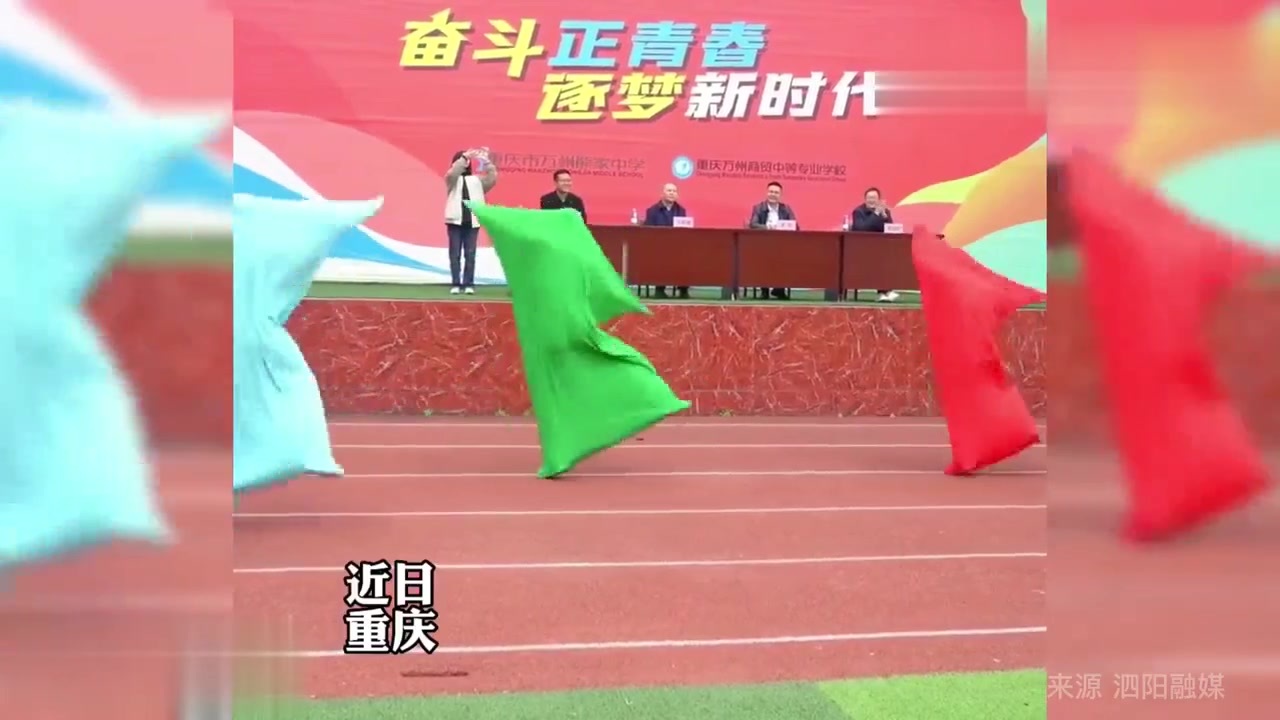 运动会上学生表演节目,台上的领导笑的合不拢嘴