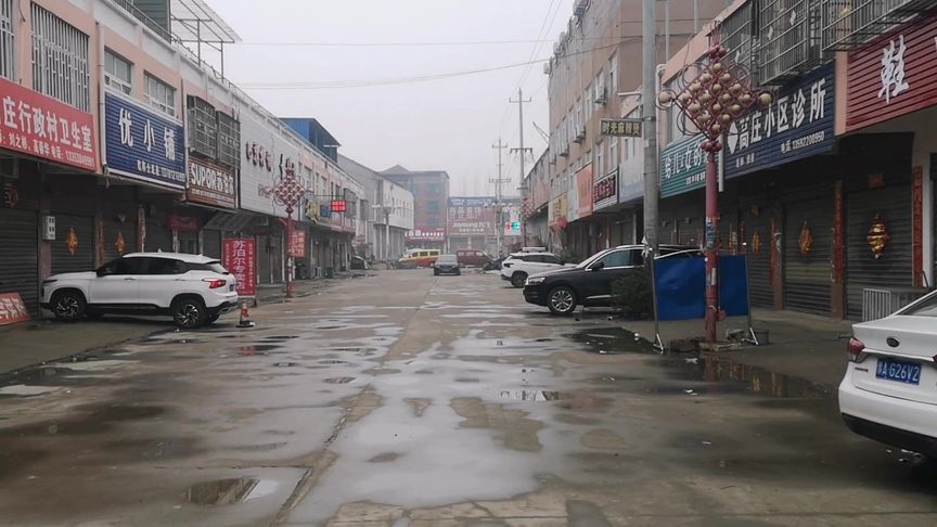 大年初三本是走亲戚的日子,小区里面冷冷清清,小伙出门就中奖了