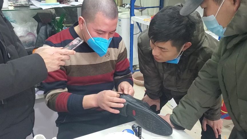 十二年老师傅培训现场,皮鞋破损无痕修复中