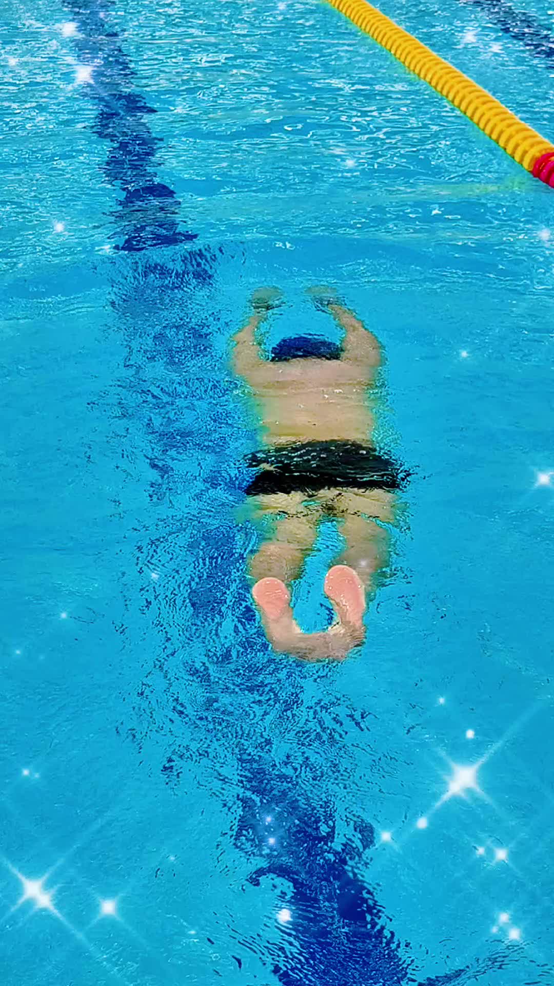 ...驱车直奔南部之眼。刚过三桥,便望见它在雨雾中若隐若现,玻璃幕墙蒙...