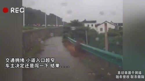 天啊!交通拥堵时车主硬闯超窄小道,后果不堪设想