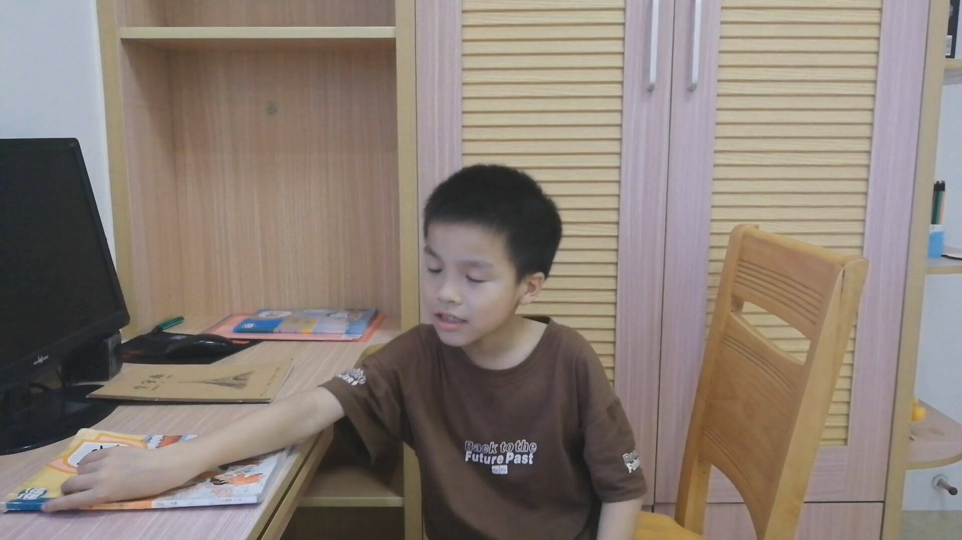 小学生为了背好拼音字母,把自己名字读音都放进去读了,你们能猜得...