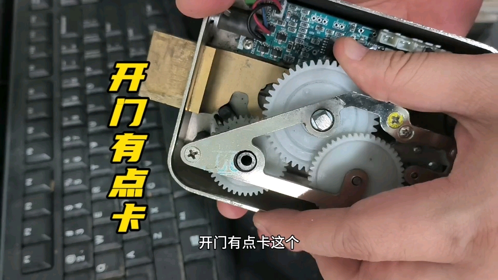 门锁还能用,刷卡开门没问题,旋钮有点卡