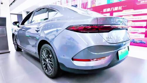 沉浸式体验比亚迪秦PLUS智驾版!未来座舱与智能驾驶全揭秘