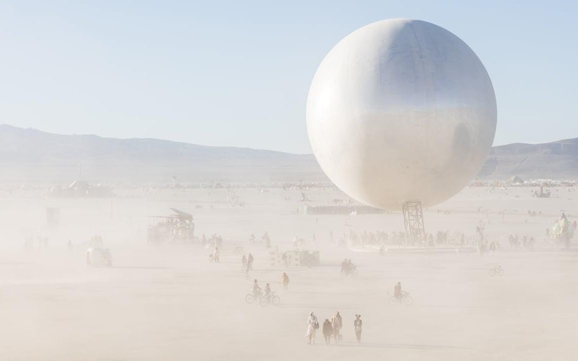 火人节艺术装置ORB / BIG-把一个球玩出了新花样-BIG 设计的“漂浮...