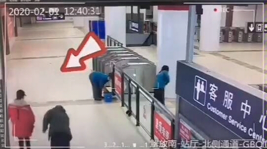 【天津地铁】感动!两名热心市民给天津地铁6号线解放南路站送消毒剂(...