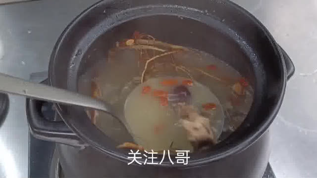 八哥分享广东煲汤做法“五指毛桃茯苓汤”.
