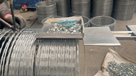 吉林定制镀锌刀片刺绳厂家#304不锈钢双螺旋滚笼刺丝哪里有卖 #铁路...