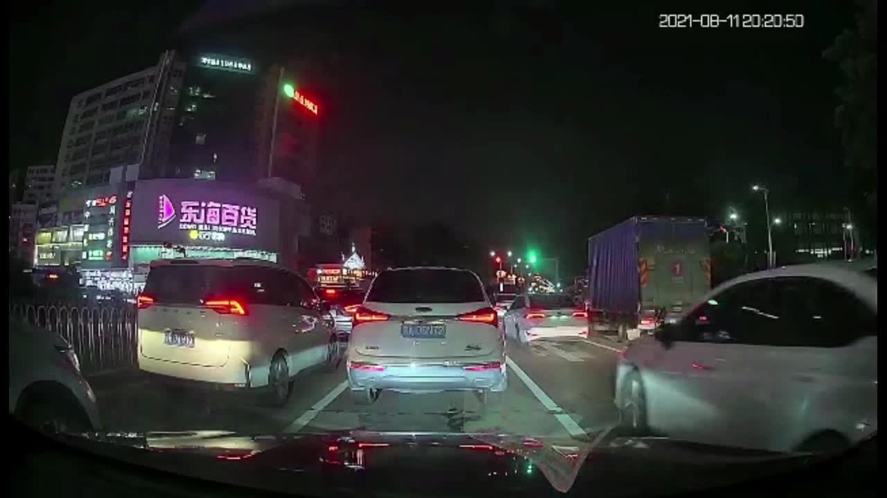 自带的行车记录仪这么模糊的嘛