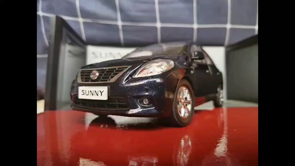 做工稀烂的原厂模型之1/18日产阳光模型