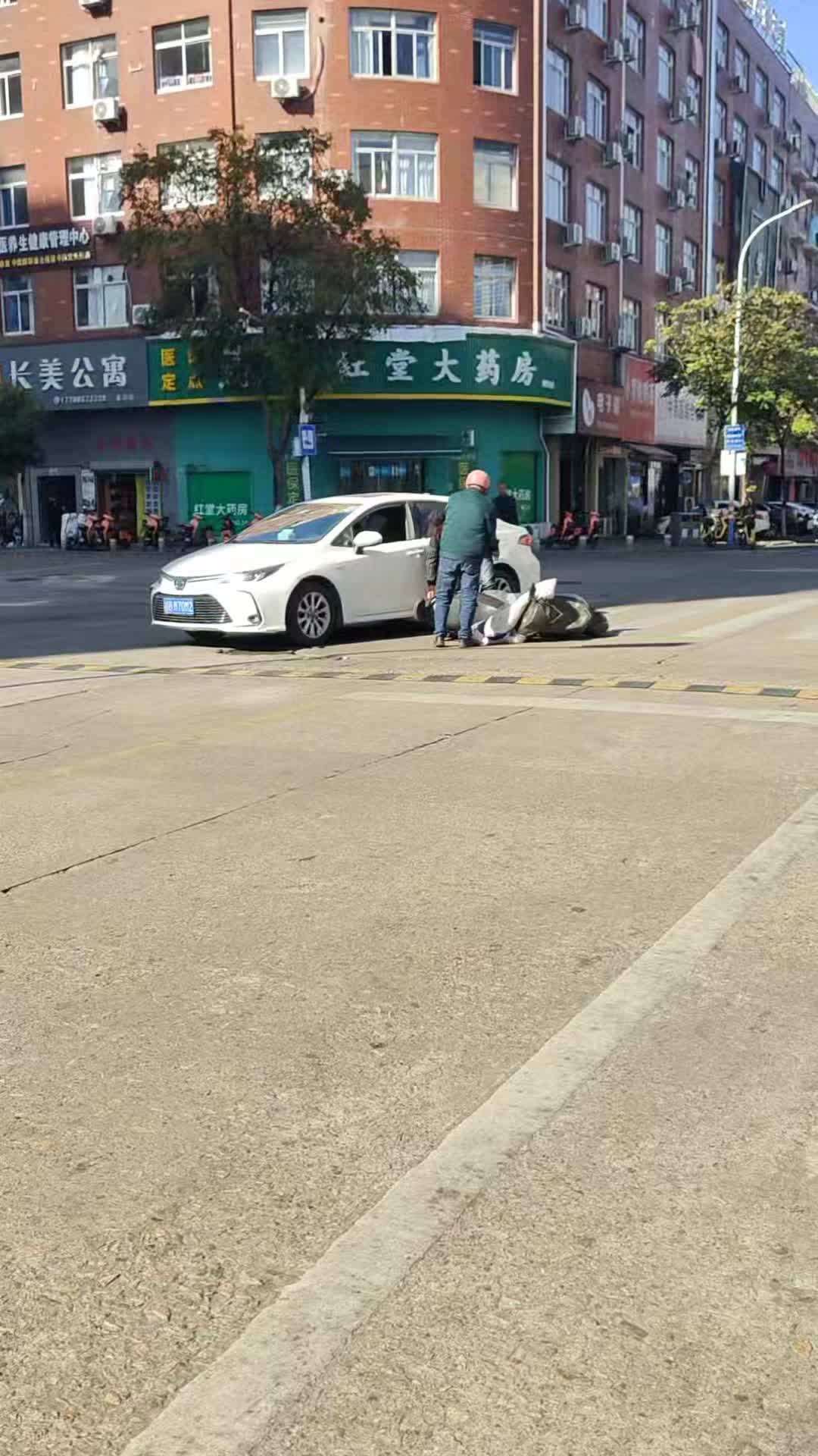 真的太意外#行车安全 #意不意外 #注意安全行驶 #宣传正能量 #电动车