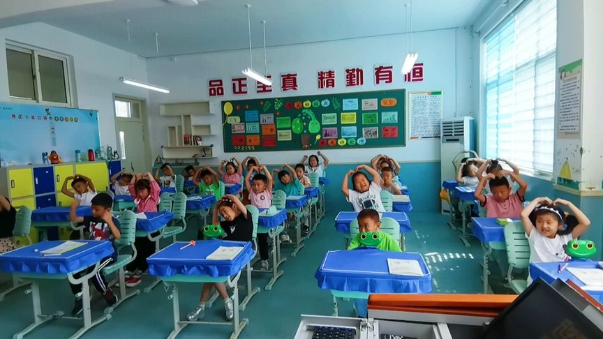 青岛市南宅小学,宝贝们首秀!#学校课桌舞#一年级小学生来挑战!