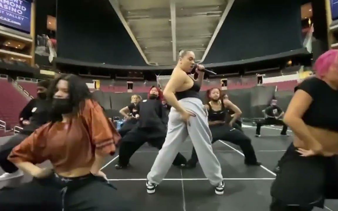 太绝啦!蕾哈娜女士在超级碗的《Rude Boy》表演彩排!