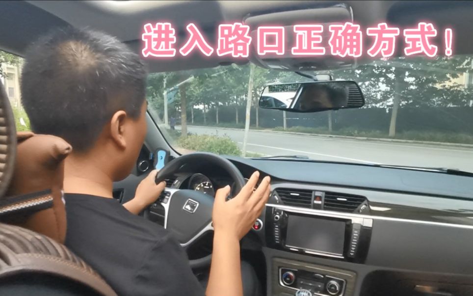 司机开车到路口转弯处遇到电瓶车,你采取这样的措施通过更加安全