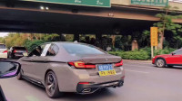 路上偶遇一辆一百多万的宝马M5,却挂着价值5000万的FV车牌