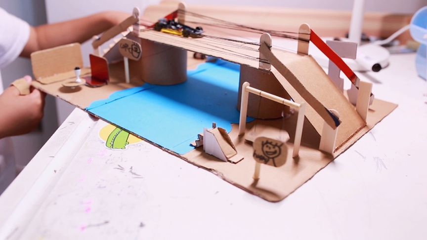 幼儿园小朋友教你做手工桥,还带咖啡馆、停车场、滑滑梯噢