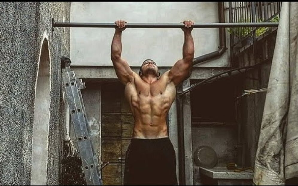 一次性94个肩宽引体不下杠 在B站是什么水平