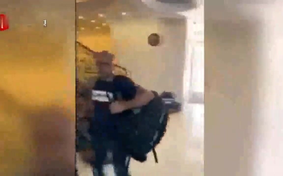 美媒公开以军空袭加沙媒体大楼前记者撤离画面:戴头盔提大包小包