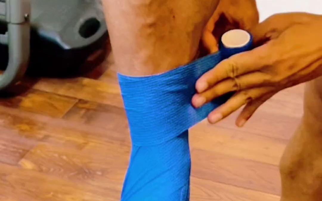 弹性自粘绷带!足球比赛中,保护踝关节和预防受伤,脚踝绷带使用方法,...