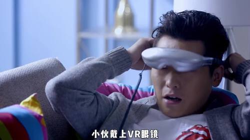 小伙体验VR眼镜,试过一次就深陷其中