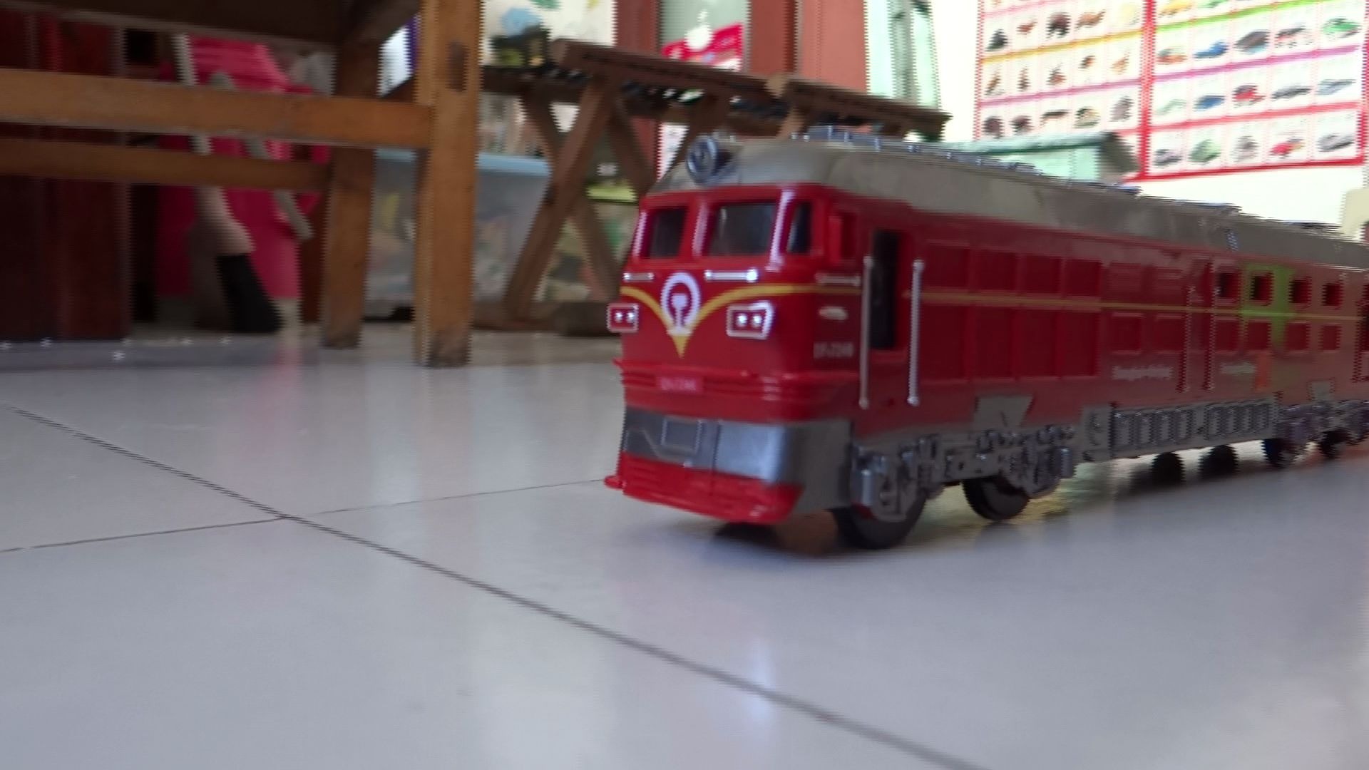 弟弟的玩具火车牵引蒸汽机车暴力加速