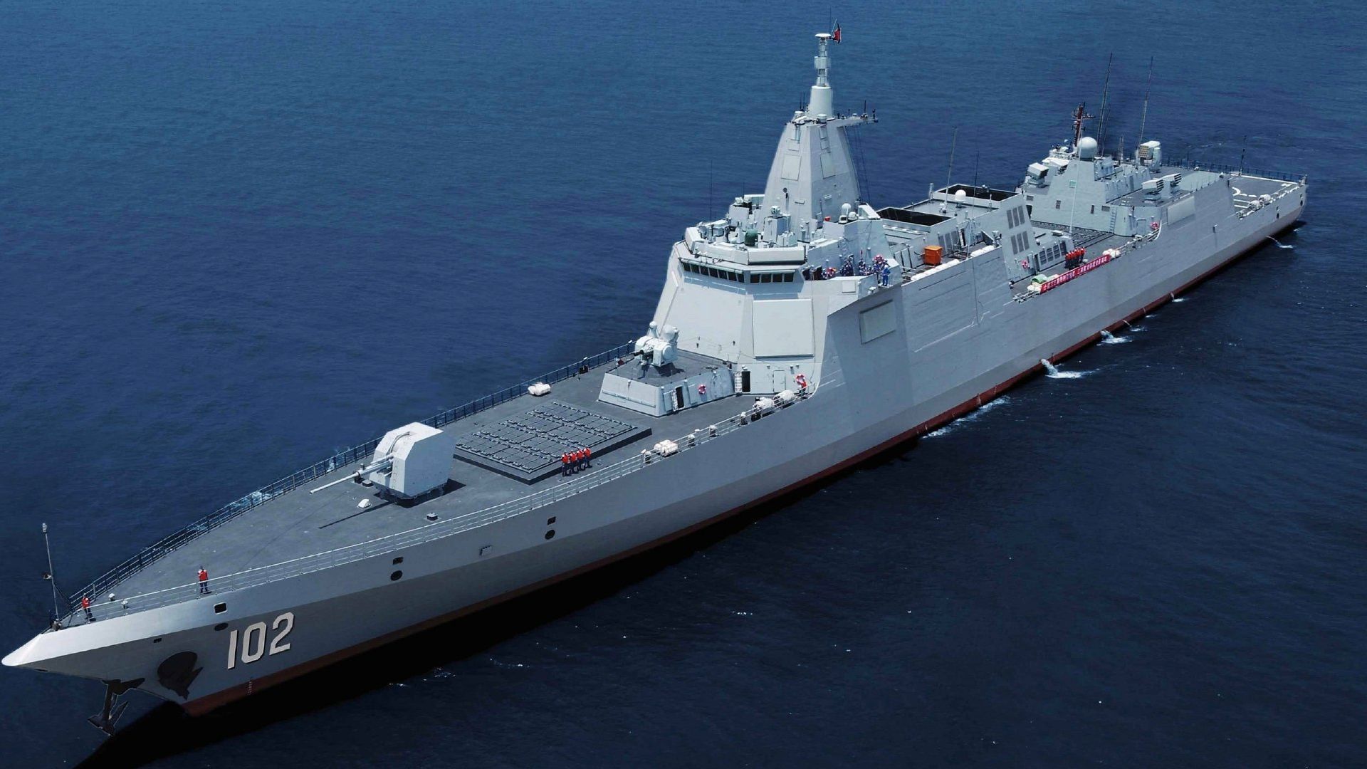 万吨级的055型驱逐舰有多大?当它与901和山东舰同框你就明白了