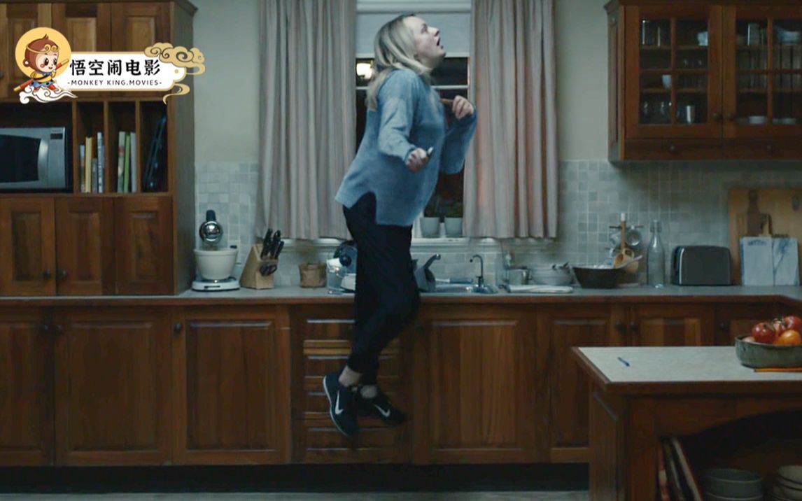 控制狂丈夫发明隐形衣,只为潜伏在妻子身边折磨她,结局大快人心,恐怖...