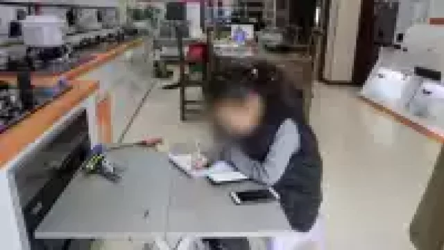 小学生家长吐槽网课:至少需要2手机,还伤眼睛