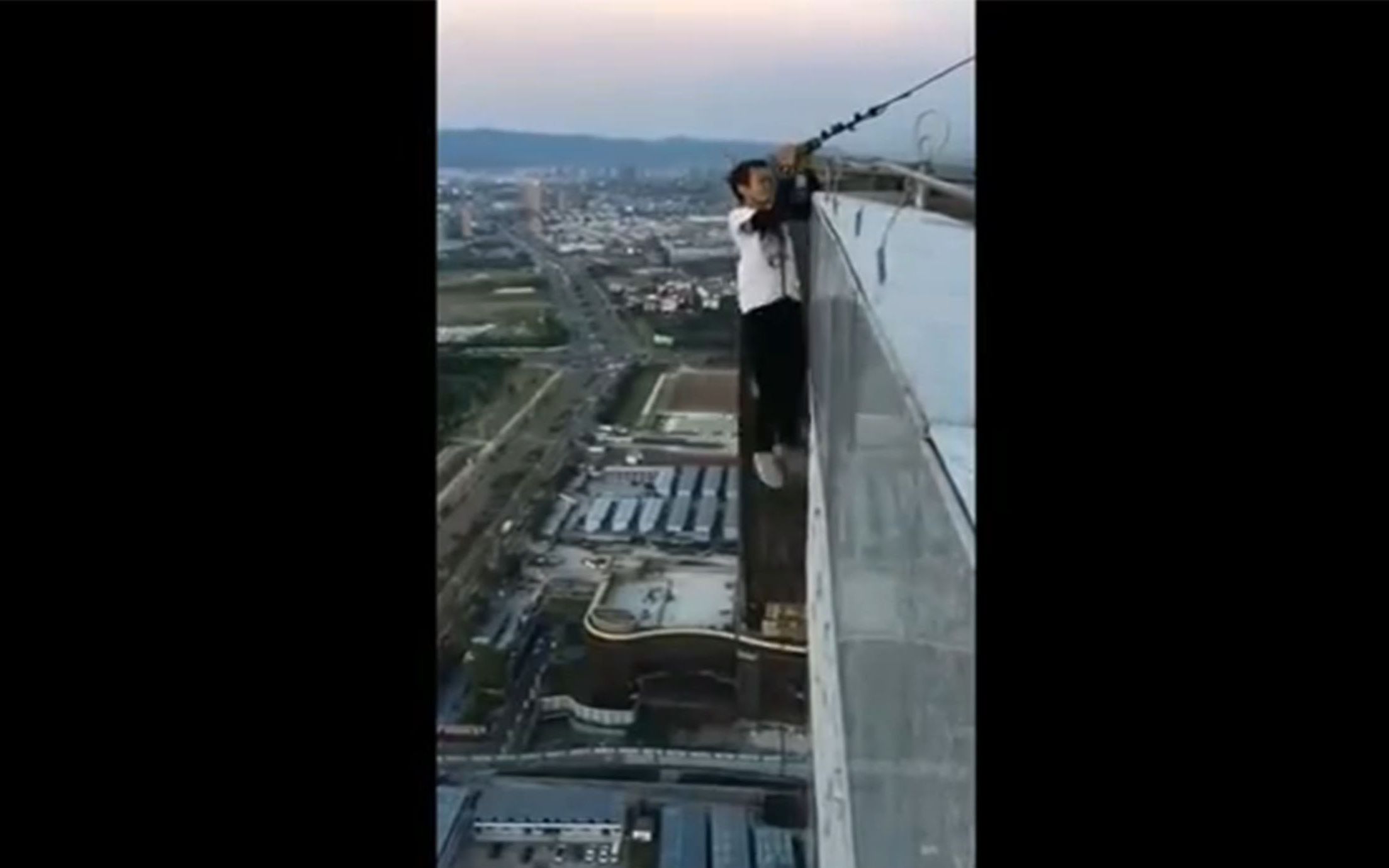 国内网红主播高楼极限作死,失手死亡,生前视频曝光,就问你后悔不后悔