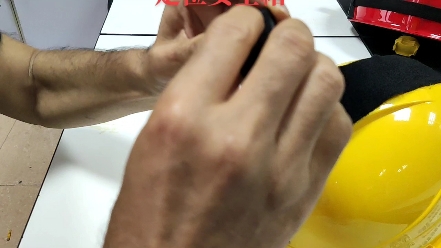 可拆卸定位安全帽。