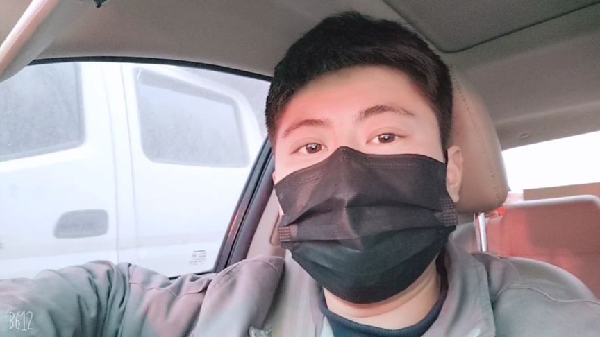 开手动挡的车还遇到堵车!离合,刹车来回切换,腿都踩麻木了