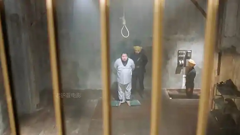 囚犯被执行绞刑,做着最后的忏悔