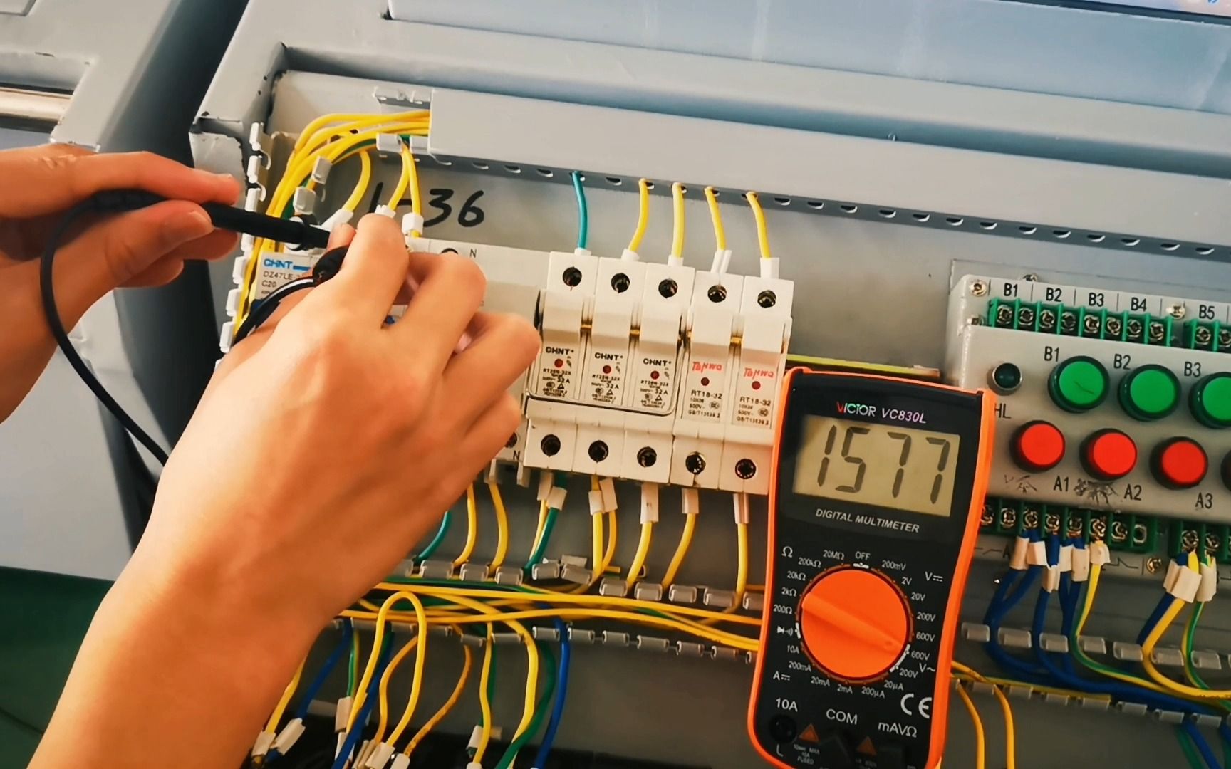 PLC电机不工作,电工万用表检测容易被忽略的地方,元器件短路