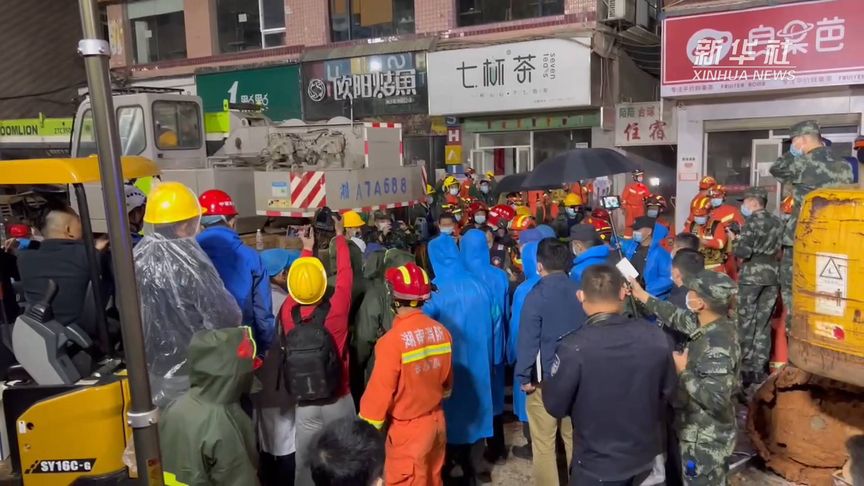 长沙望城居民楼坍塌事故现场两名被困者获救
