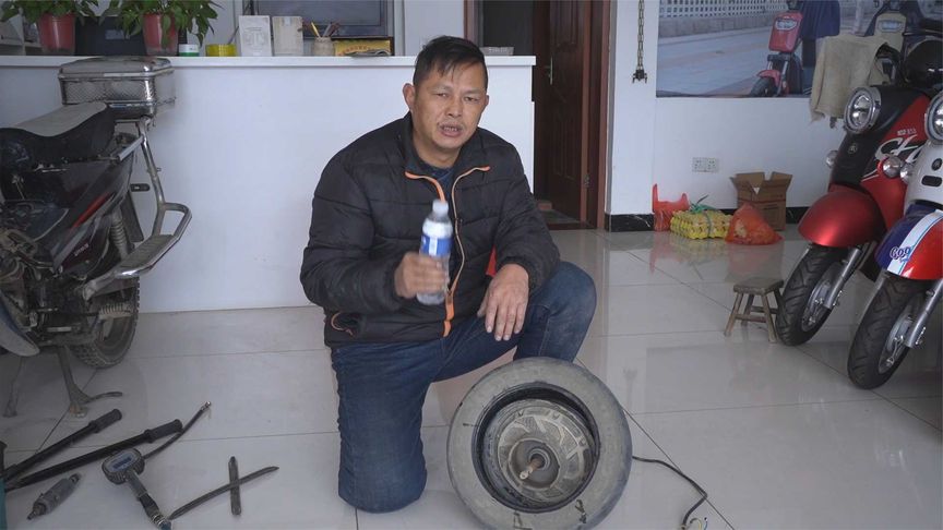 电动车真空胎在家漏慢气不要急！教你用一杯自来水快速搞定