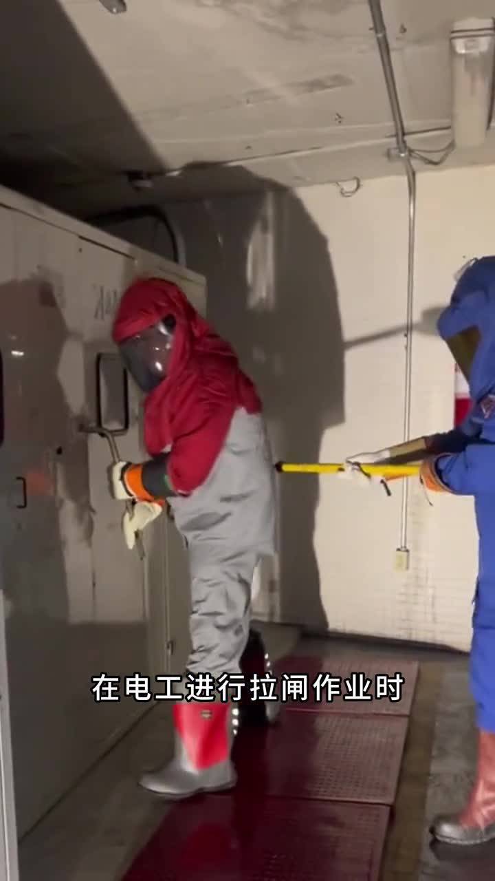 工人穿了绝缘服,还要用绝缘杆拉住身体