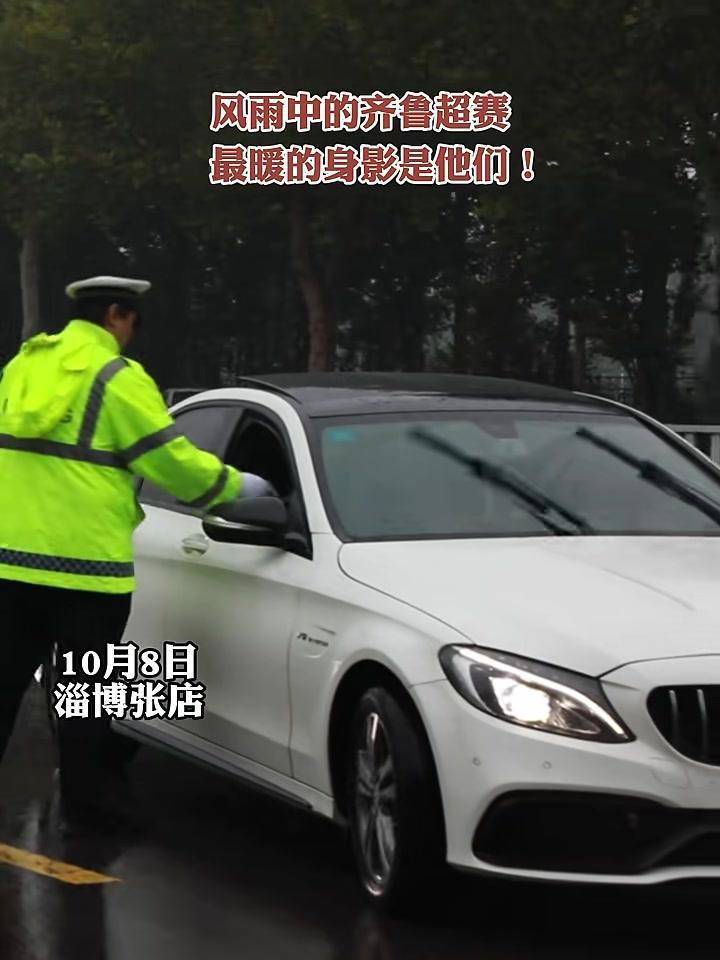 ...志愿者们坚守岗位,无畏风雨,全力保障赛事顺利进行,他们是城市文明...
