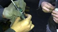福特福克斯换挡拉线固定取的方法