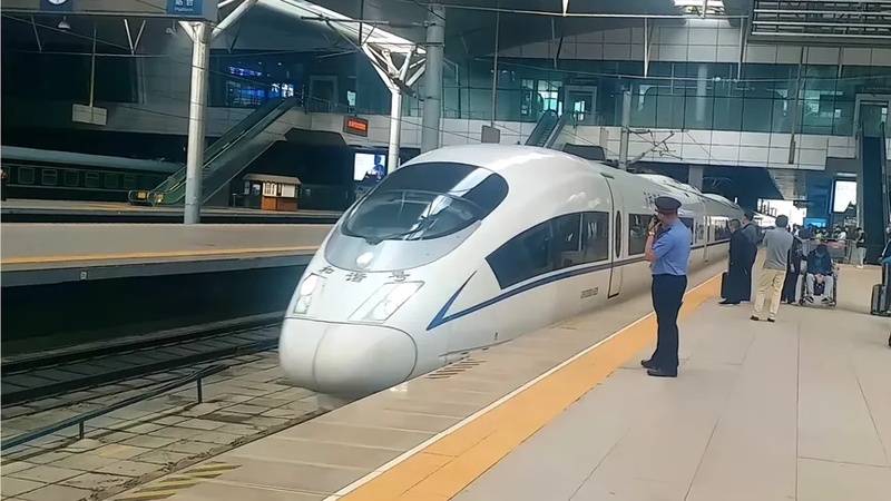 CRH380B高寒型动车组列车担当的G393次到达天津站,列车进6站台